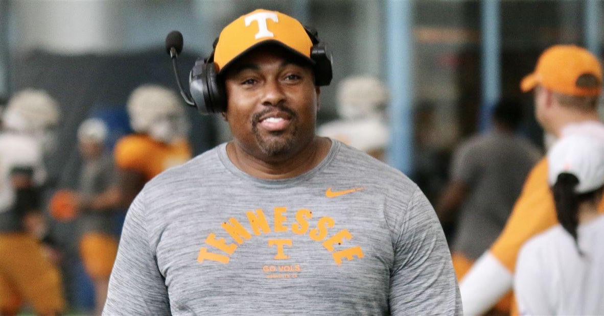 Jerry Mack discusses Sampson, Vols' RB rotation at Knoxville QB Club