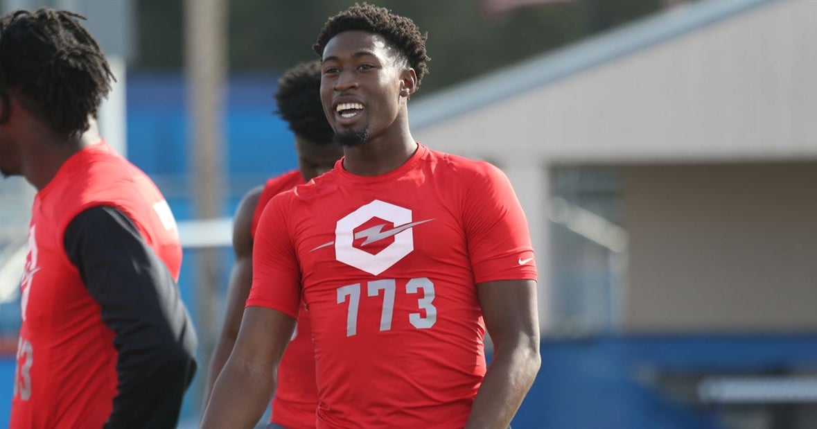 DE Williams working to set official visits next