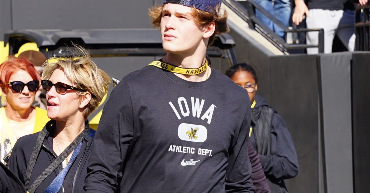 Iowa football lands commitment from 2025 tight end Eli Johnson