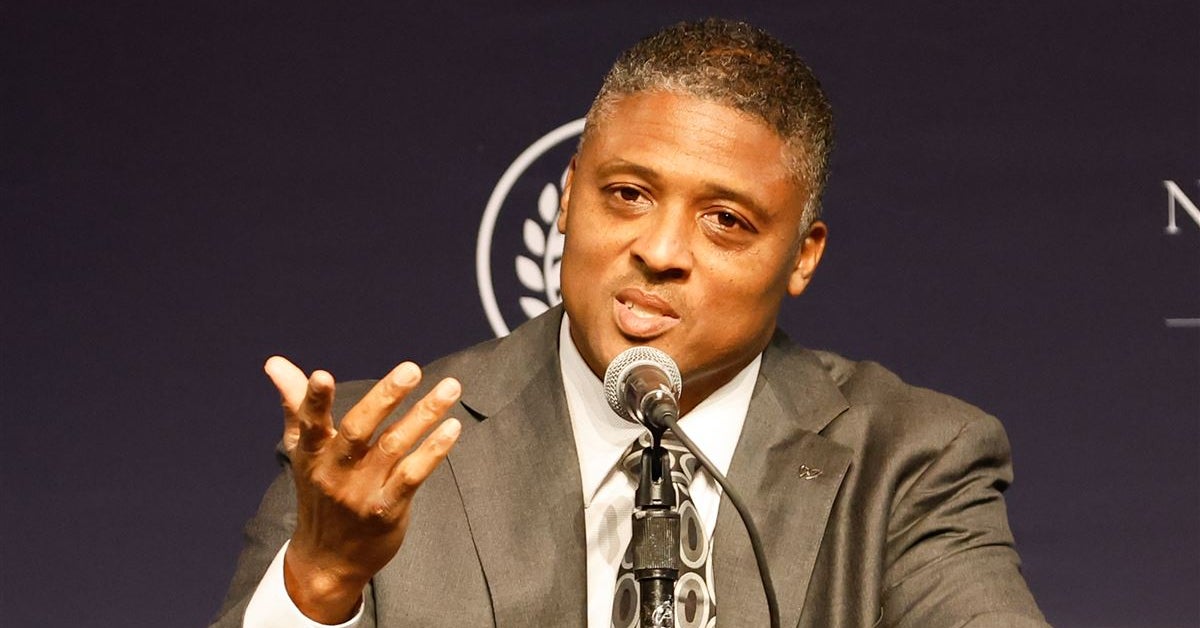 WATCH: Florida State legend Warrick Dunn officially inducted into the ...