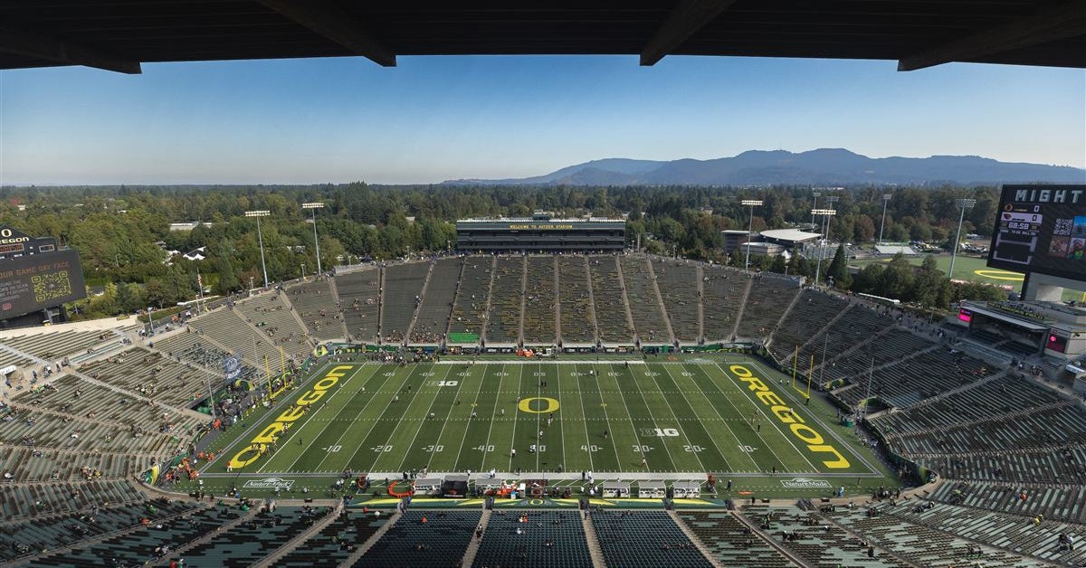 Oregon football vs. Wisconsin live game updates: Ducks win ugly game 21 ...