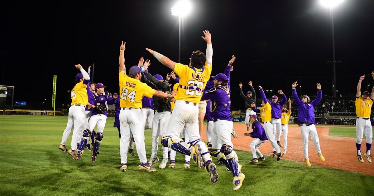 WATCH: The moment LSU advanced to the Super Regionals with Mainieri Magic