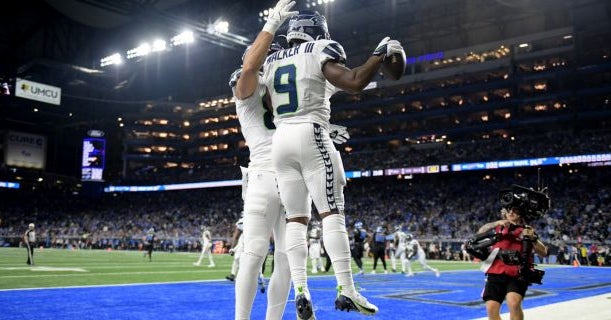 WATCH: Kenneth Walker pulls insane move to stay up and extend his run ...