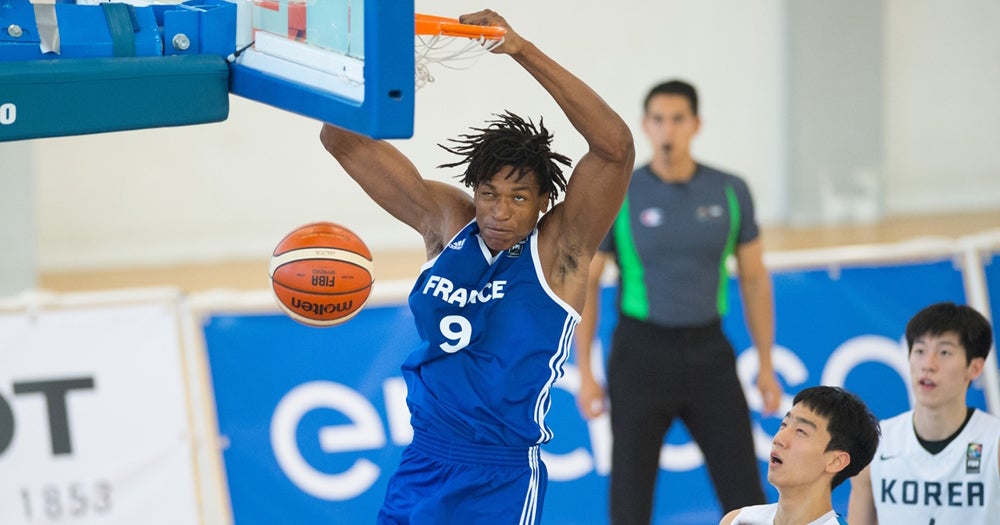 Yves Pons signs with Tennessee basketball