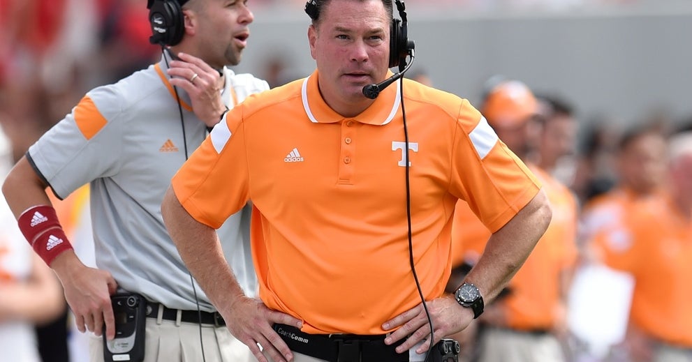 Watch: Vols greeted by UT fans as they arrive at Ole Miss