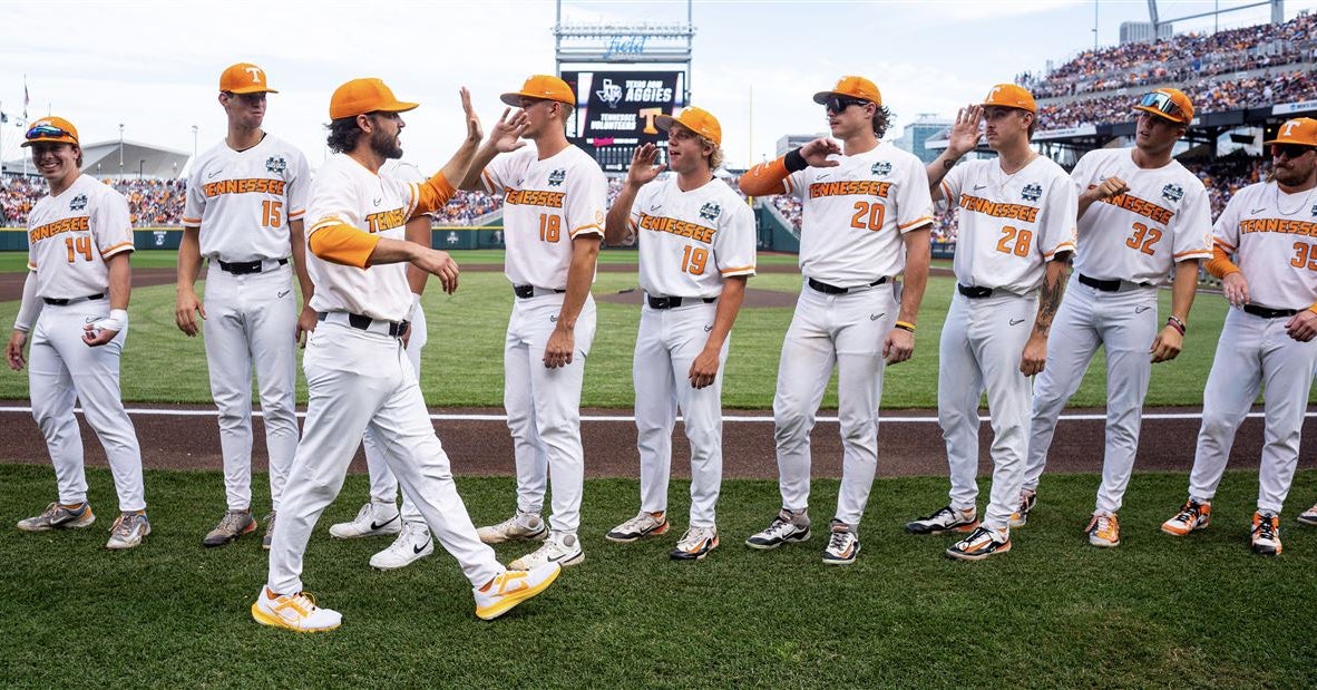 Tennessee Baseball Beats Texas Aandm In Game 2 To Even Cws Finals