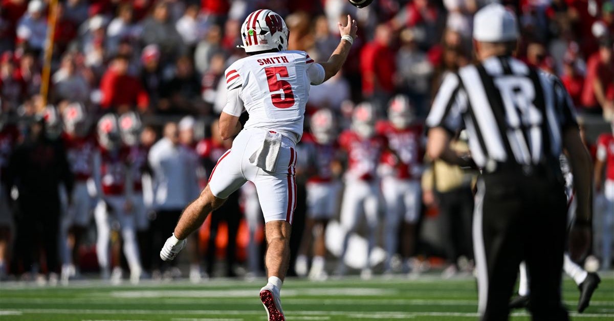 Freshman QB Carter Smith 'anchoring down' as he leads Wisconsin in ...
