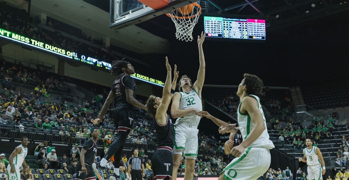 Photos of Oregon's dominating win over visiting Troy
