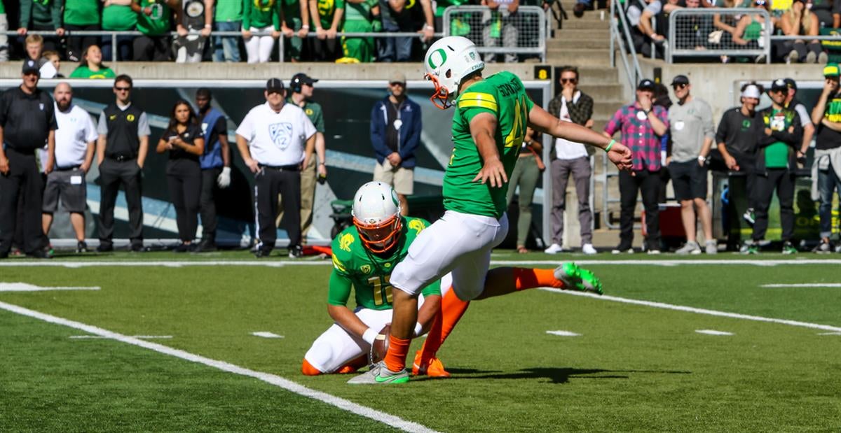 WATCH: Oregon kicker nails insane field goal