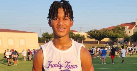 Texas wideout Terry Shelton talks growing relationship with Terrence Samuel