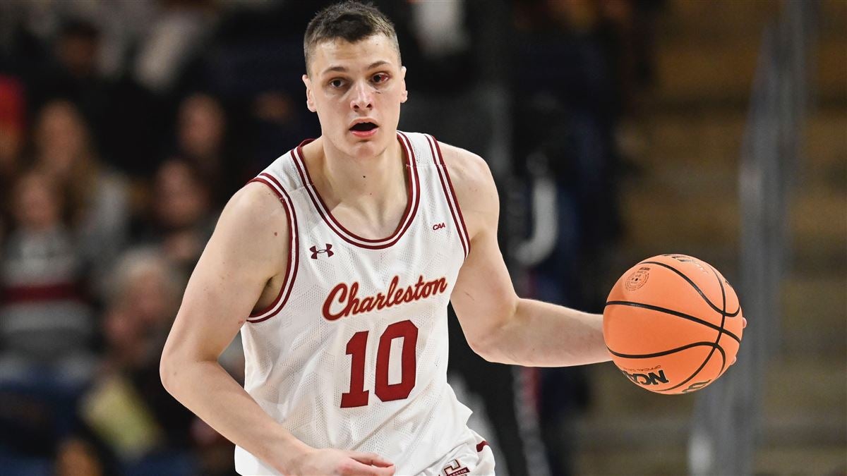 Smith hits 9 threes to push Charleston past the Hawks