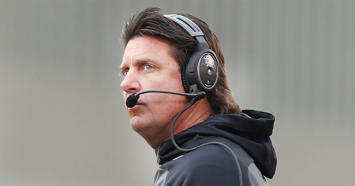 Gundy gets raise from Oklahoma State after spurning Vols
