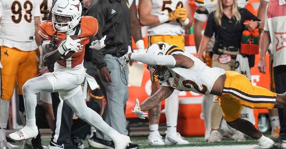 Fourth-quarter outburst powers No. 4 Texas to win over Wyoming, 31-10