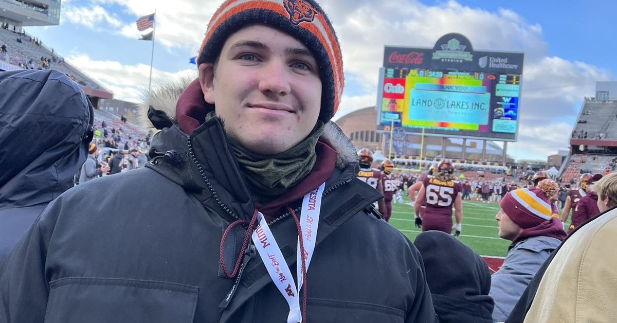 2024 Illinois OT Will Nolan takes in a Minnesota Football spring practice