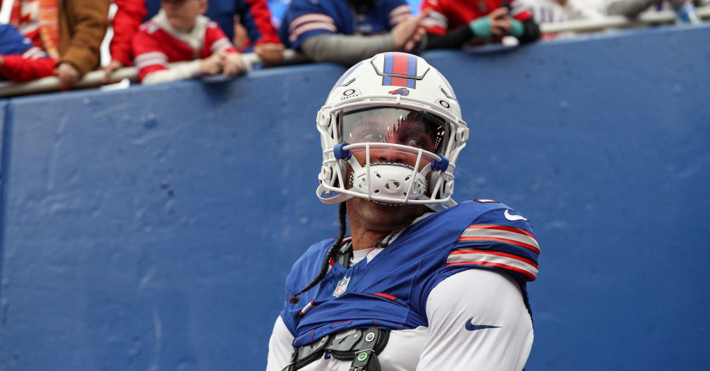 WATCH: Mack Hollins had a 'mad' look while arriving barefoot for the ...