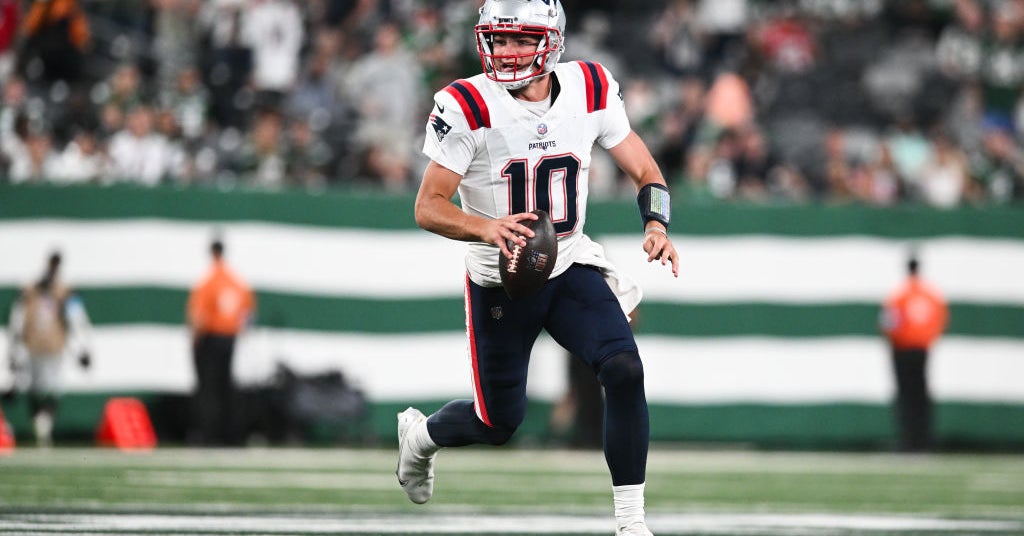 Drake Maye calls Aaron Rodgers 'GOAT' while wearing a Patriots jersey