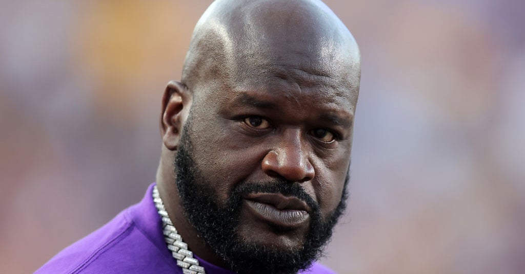 WATCH: Shaq breaks the enormous screen behind the 'Inside the NBA ...