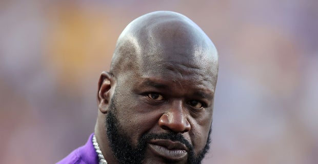 WATCH: Shaq breaks the enormous screen behind the 'Inside the NBA ...