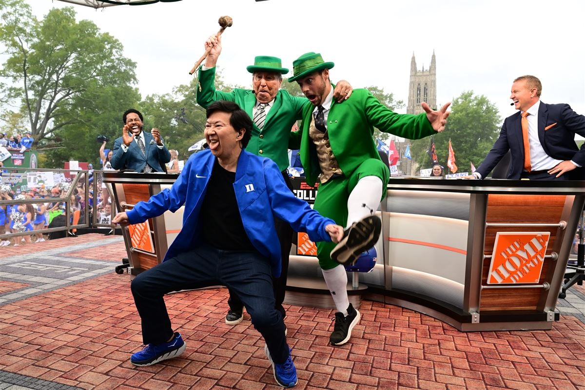 Ken Jeong has dance off with Lee Corso for College GameDay pick
