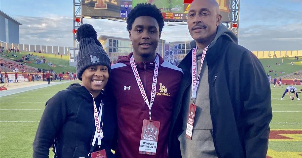 2025 Illinois linebacker Donovan Robinson takes in a Minnesota spring ...