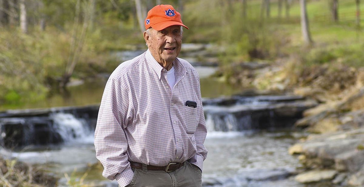 Hall of Fame Auburn football coach Pat Dye dead at age 80