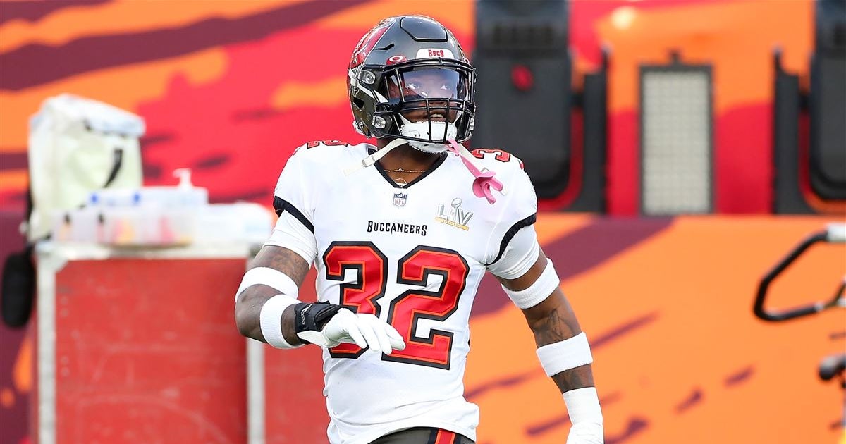 Mike Edwards throws out first pitch before Reds win