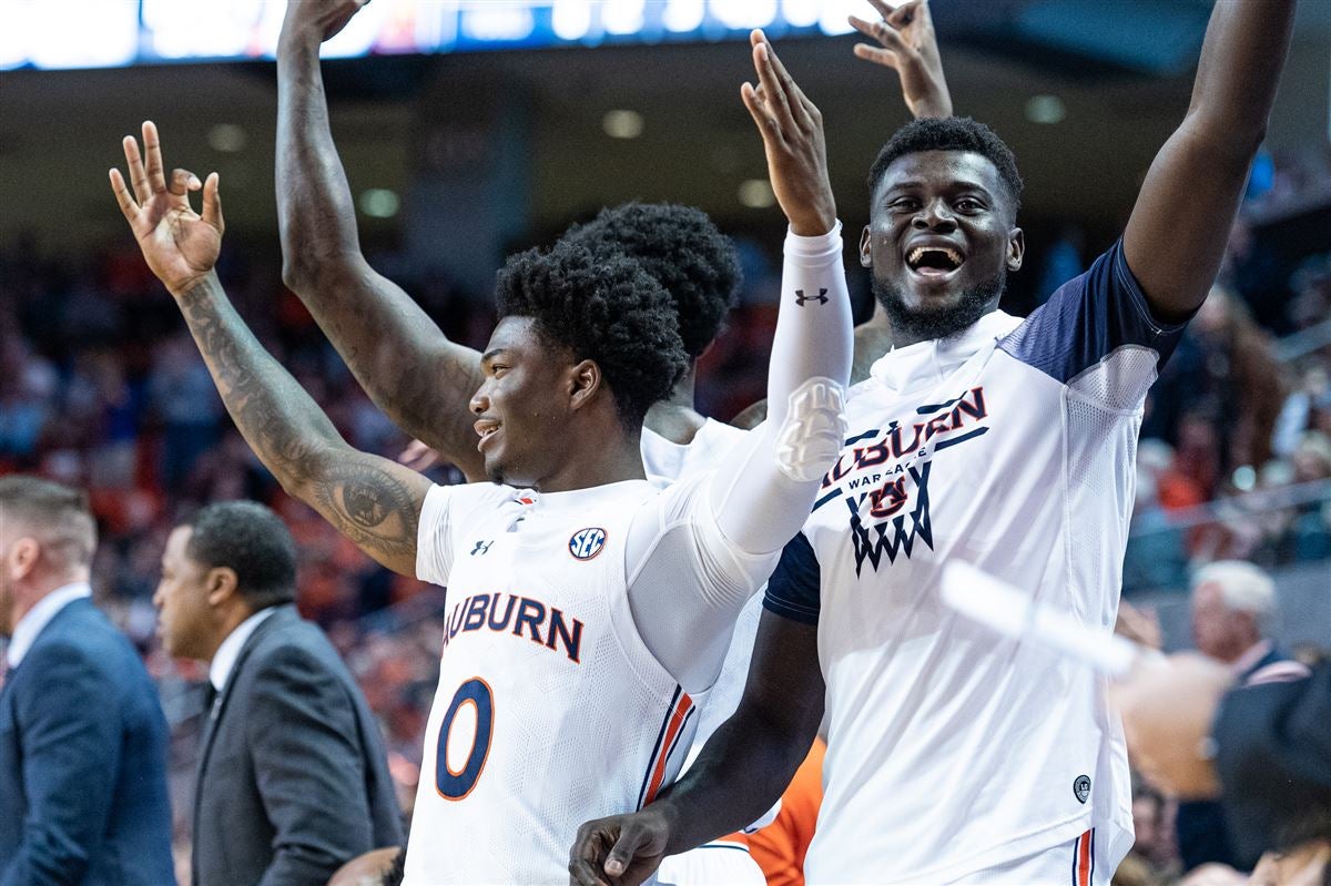 Basketball Photos: Auburn survives the Cyclones 80-76