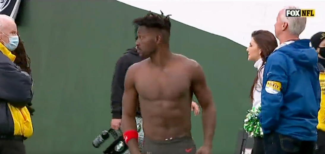 Antonio Brown leaves Tampa Bay Buccaneers game, throws clothing into stands