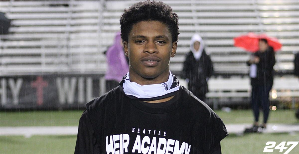 2026 ATH Damari King holds a pair of offers
