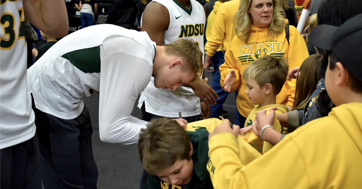 NDSU hoops invites fans to Bison Fan Day