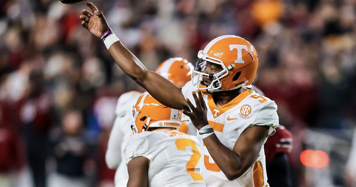 Tennessee QB Hendon Hooker suffers apparent leg injury against South ...