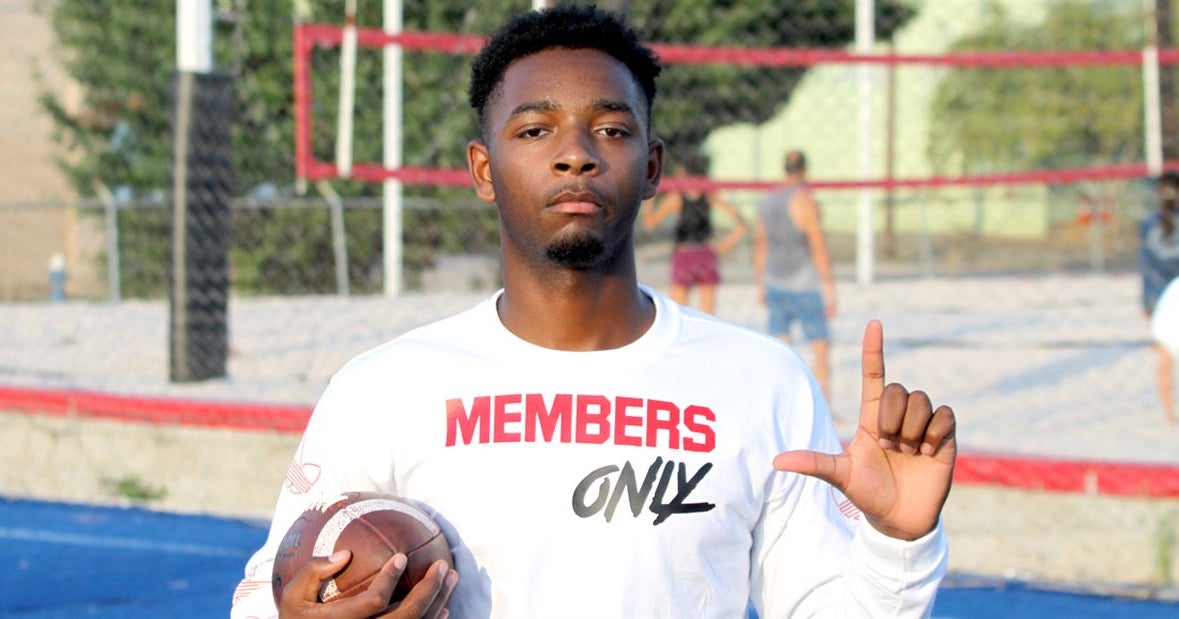 Texas QB Jordan Moore reacts to first FBS offer by Hawaii