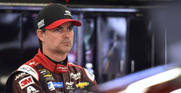 Garage accident sidelines NASCAR racer Jeff Gordon