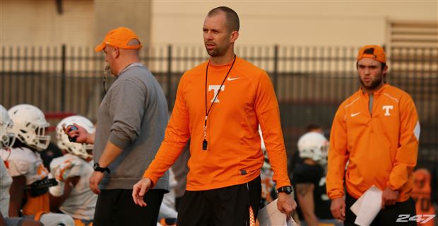 Receivers coach Zach Azzanni leaving Vols for NFL