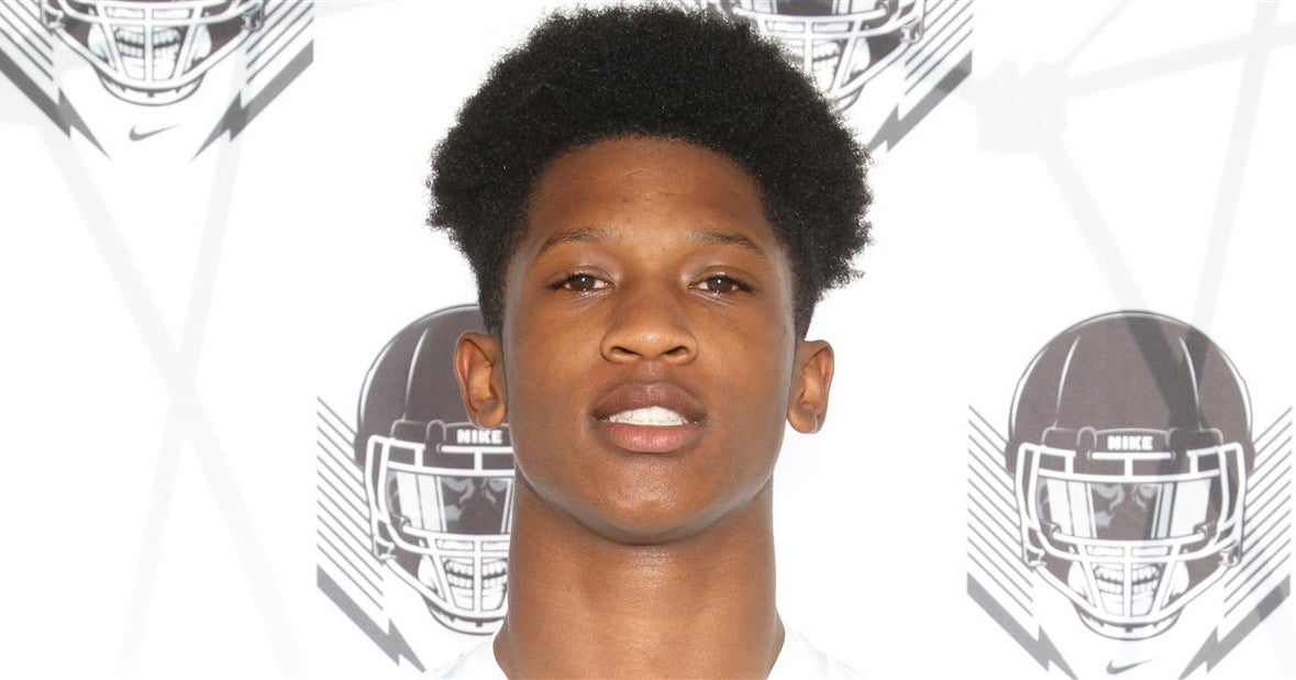 Top100 back works with UF staff during camp