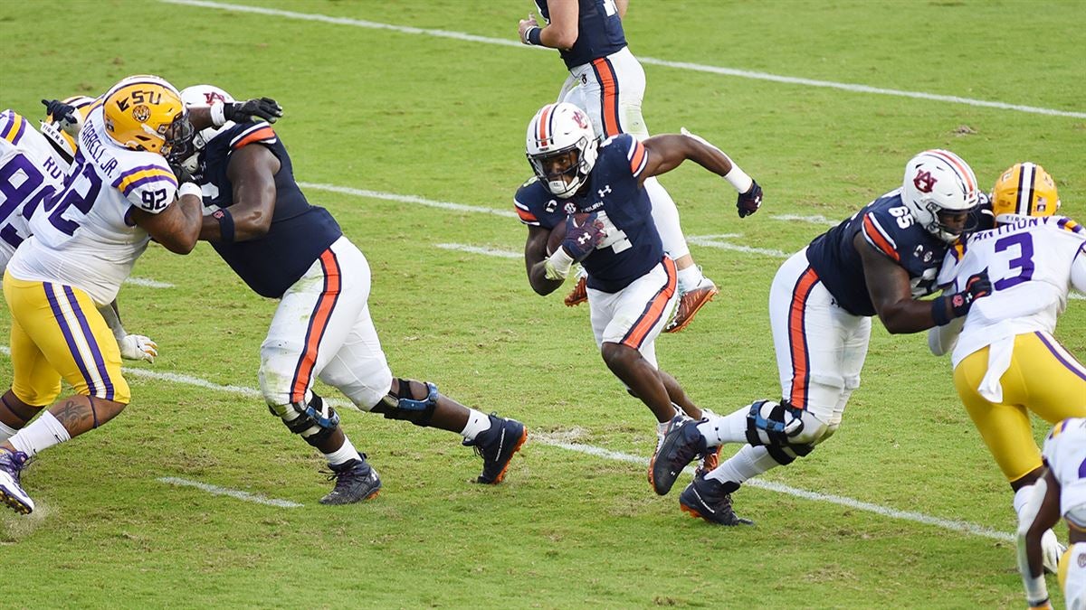 Auburn treats its fans to a Halloween football smashing of LSU