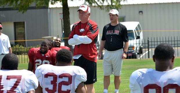 Davis out, Hogs look for help